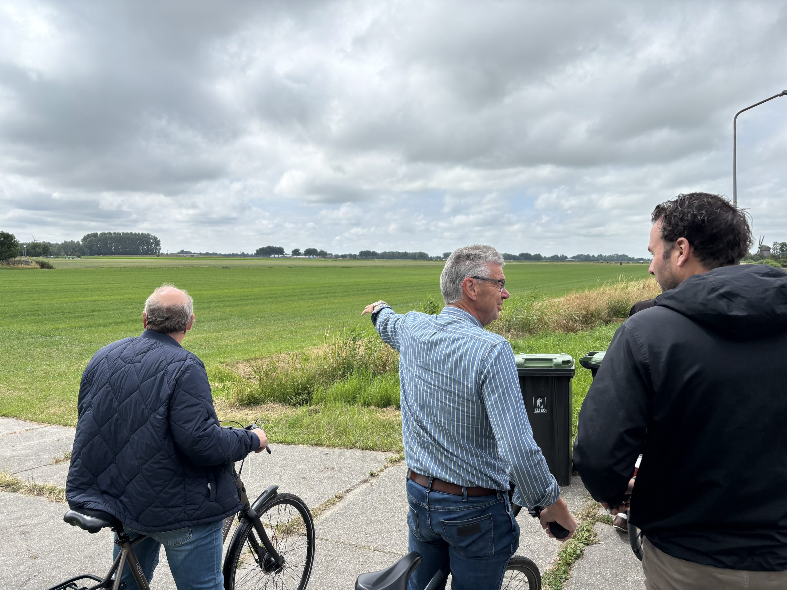 Wethouder Mark Versteeg op de fiets door Winkel en Nieuwe Niedorp ...